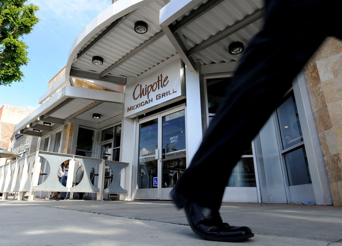 Chipotle braces for more sick people from its E. coli outbreak