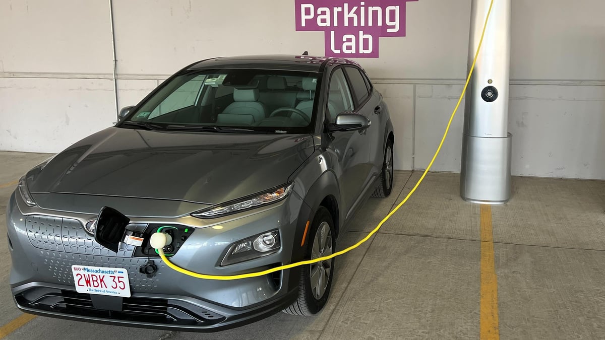 A new lamp post wants to be an electric vehicle charger for the street
