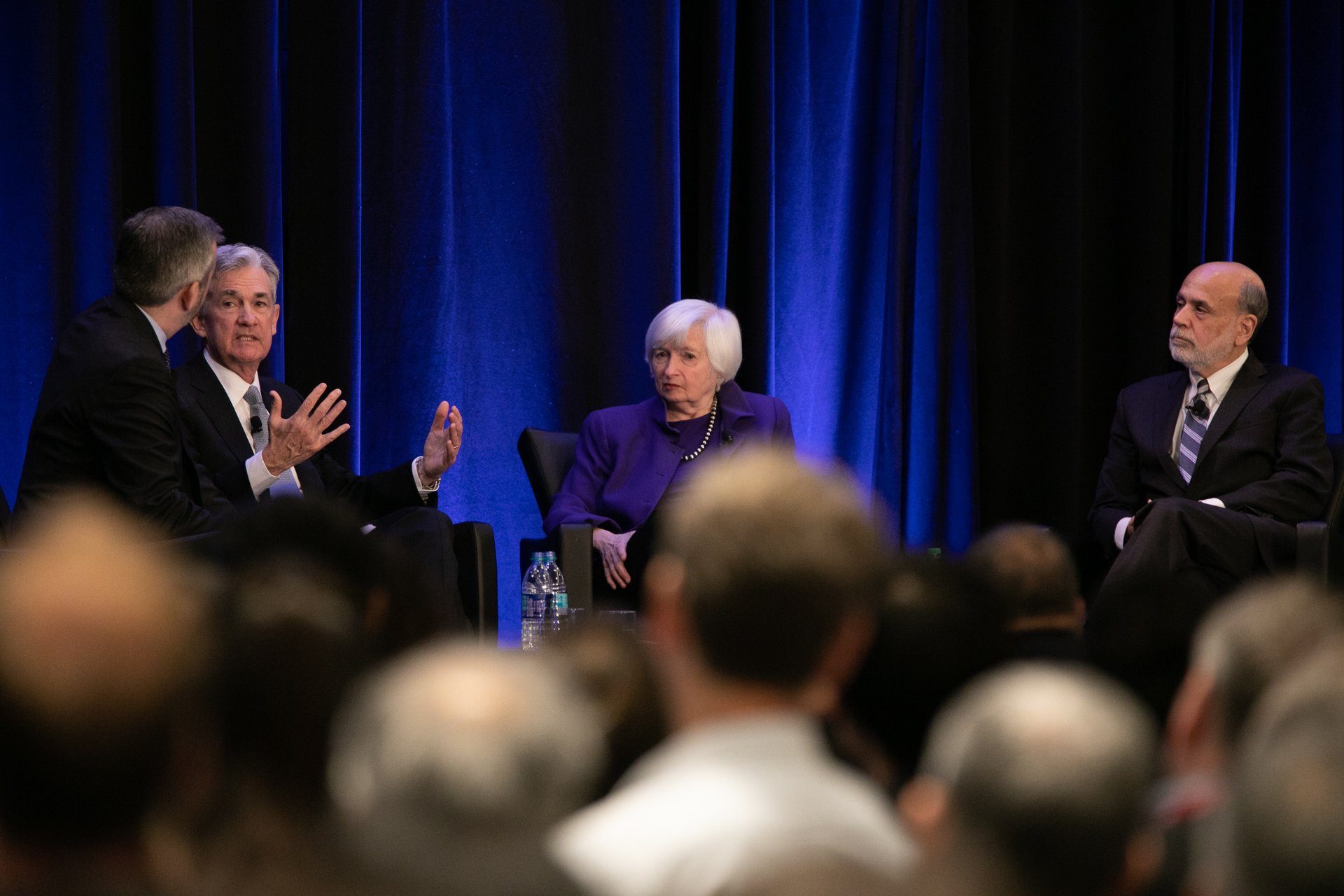Senadores republicanos y expresidentes de la Fed se apresuran en ...